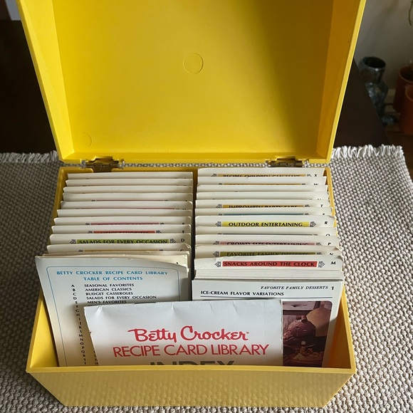 Betty Crocker | Kitchen | Betty Crocker Yellow Cookbook Organizer Retro ...